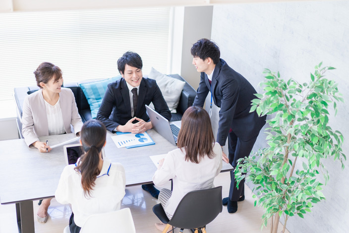 チームビルディングに活用できる少人数でのアイスブレイクネタ15選！｜チームワークアプリRECOG